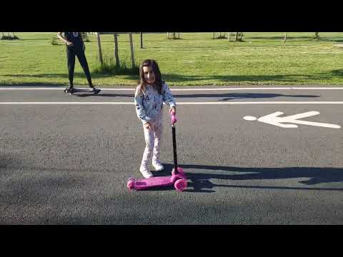 Yağmur scooter binmeyi öğretiyor.