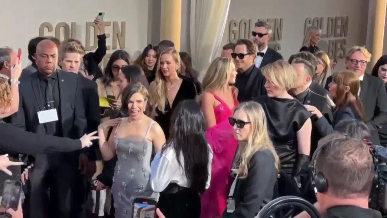 Jennifer Lawrence, Margot Robbie mingle and pose on Globes carpet - YouTube