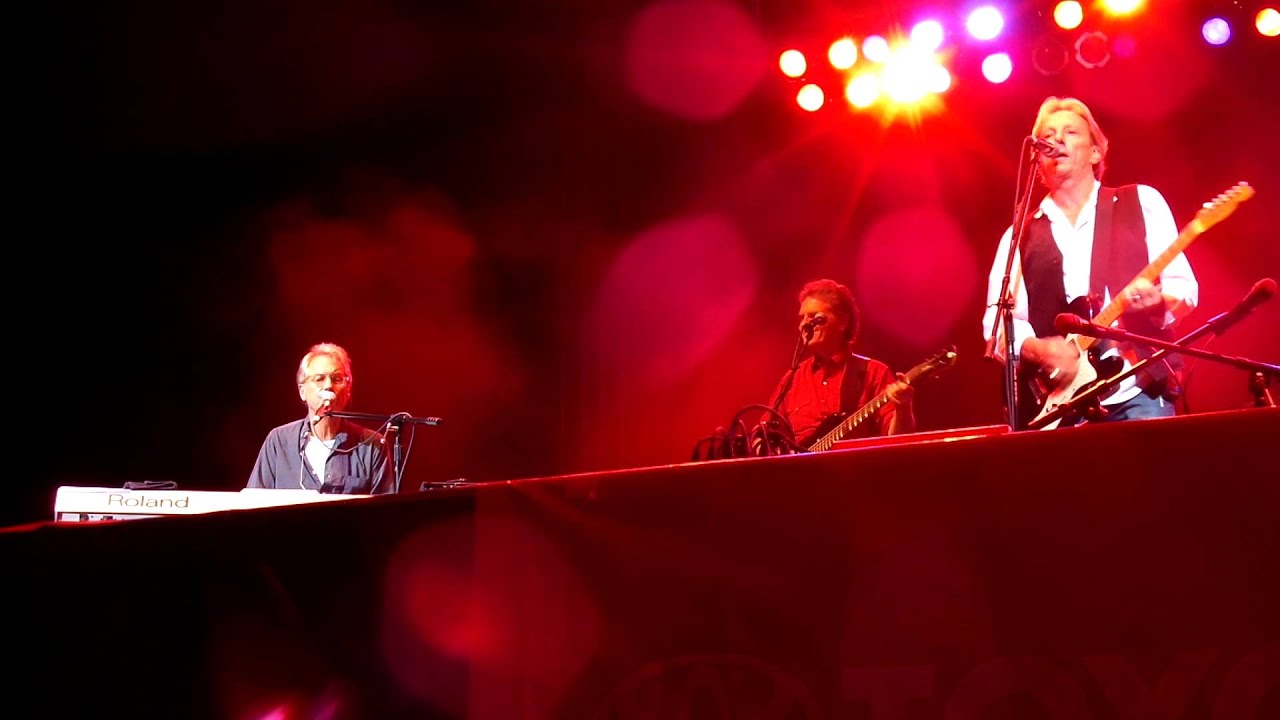 America (The Band) Live- Woman tonight - YouTube