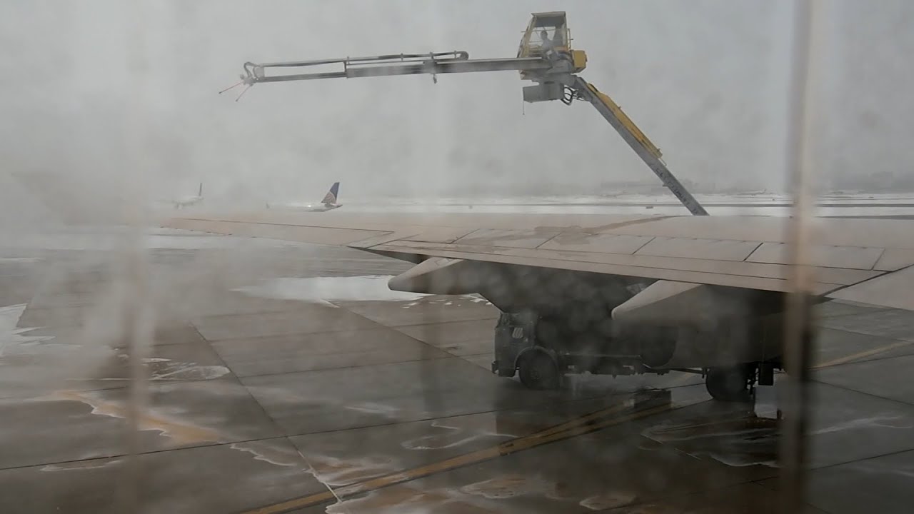 2015/02/15 ユナイテッド航空 881便 シカゴ 除氷 & 離陸 / United Airlines 881 De-icing ...