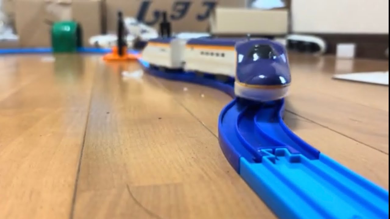E8系新幹線 新開発S字レールを走行 plarail - YouTube