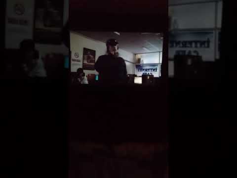 Türk hafif müziği şarkısı söyleyen adam