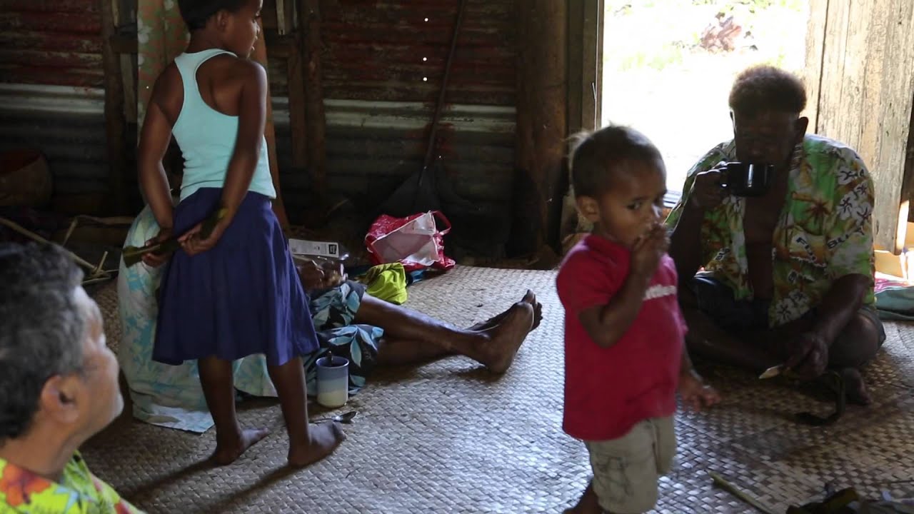 Fidji Yasawas Village Nacula famille traditionnelle / Fiji Yasawas ...