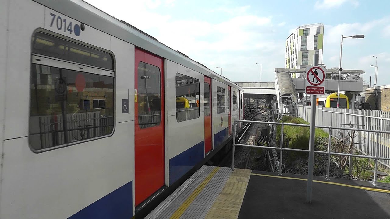 District Line D78 Stock 7113 @ Barking - YouTube