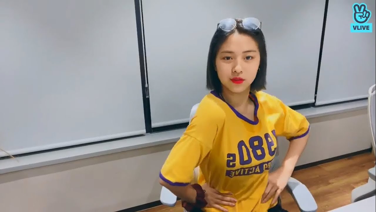 Ryujin teaching how to do the shoulder dance in Wannabe 😂 [ITZY] - YouTube