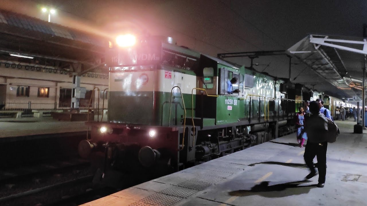 12662/Sengottai Chennai Egmore Pothigai Express arriving Madurai ...