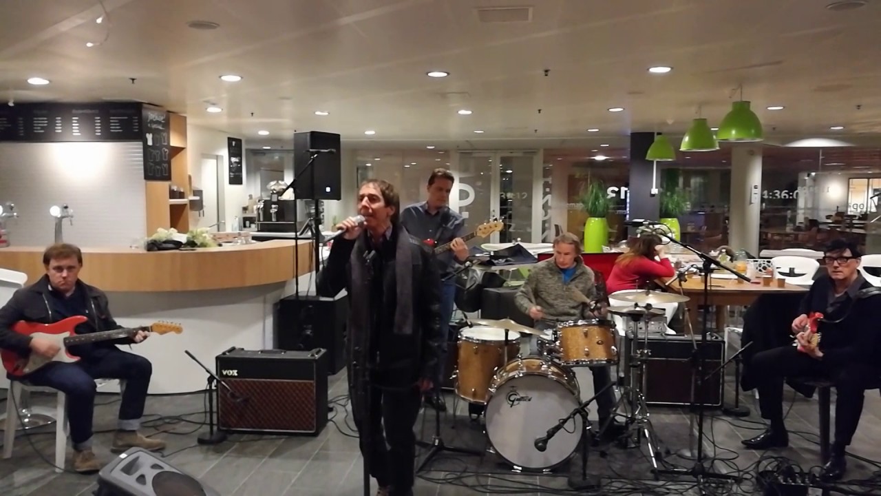 Jimmy Jemain and The Rapiers - The Young Ones - YouTube