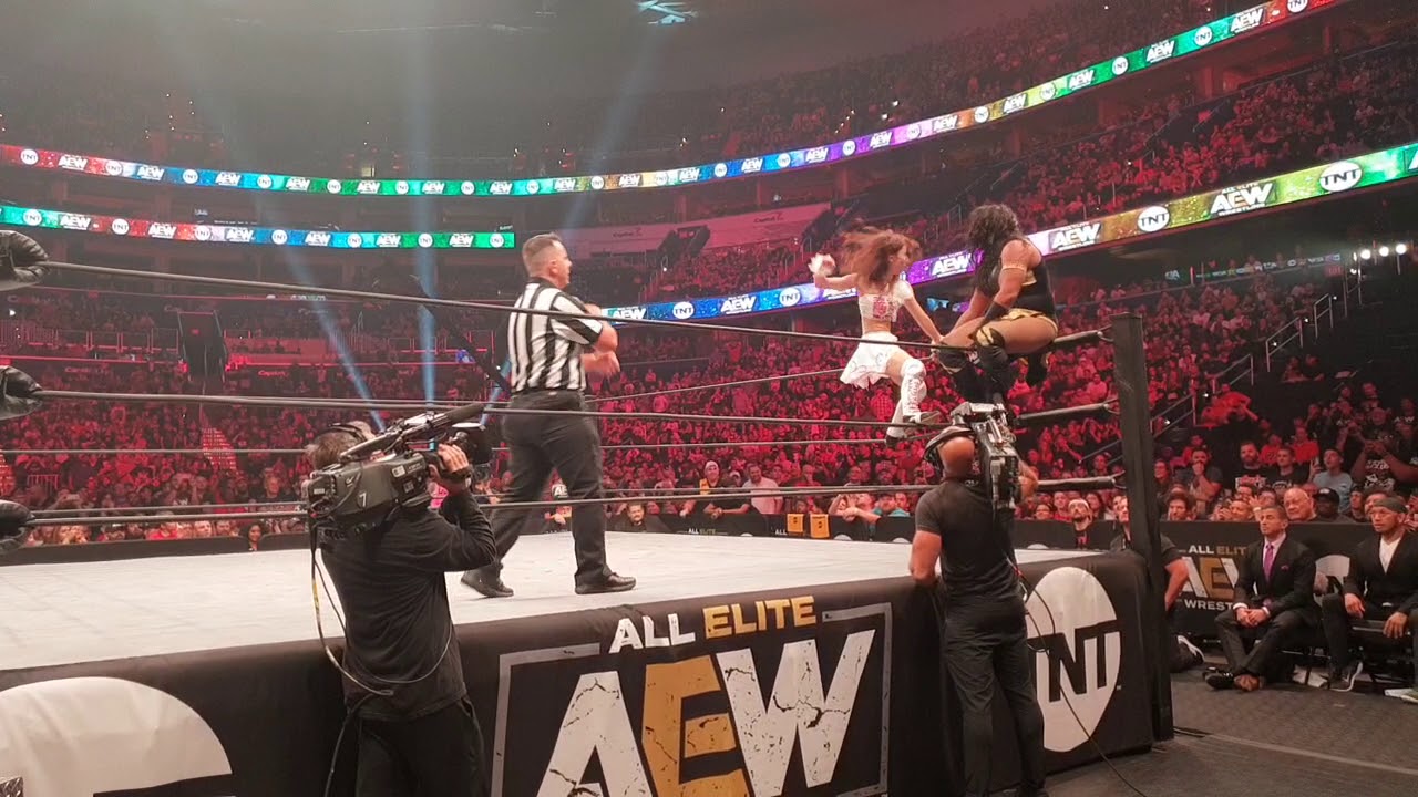 LIVE crowd reaction during Nyla Rose vs. Riho at AEW Dynamite - YouTube