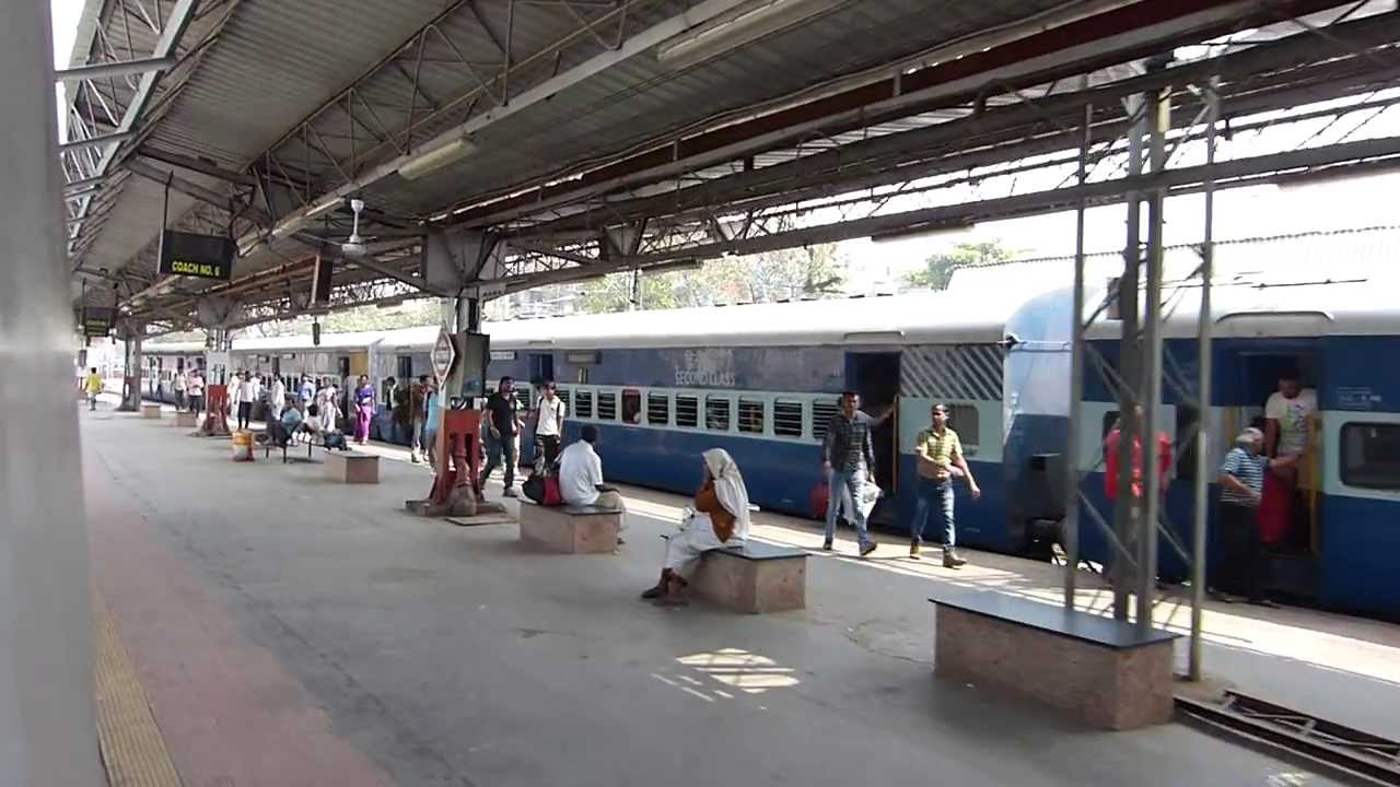 Ranakpur Express arrives 2hrs 30mins late at Borivali station - YouTube