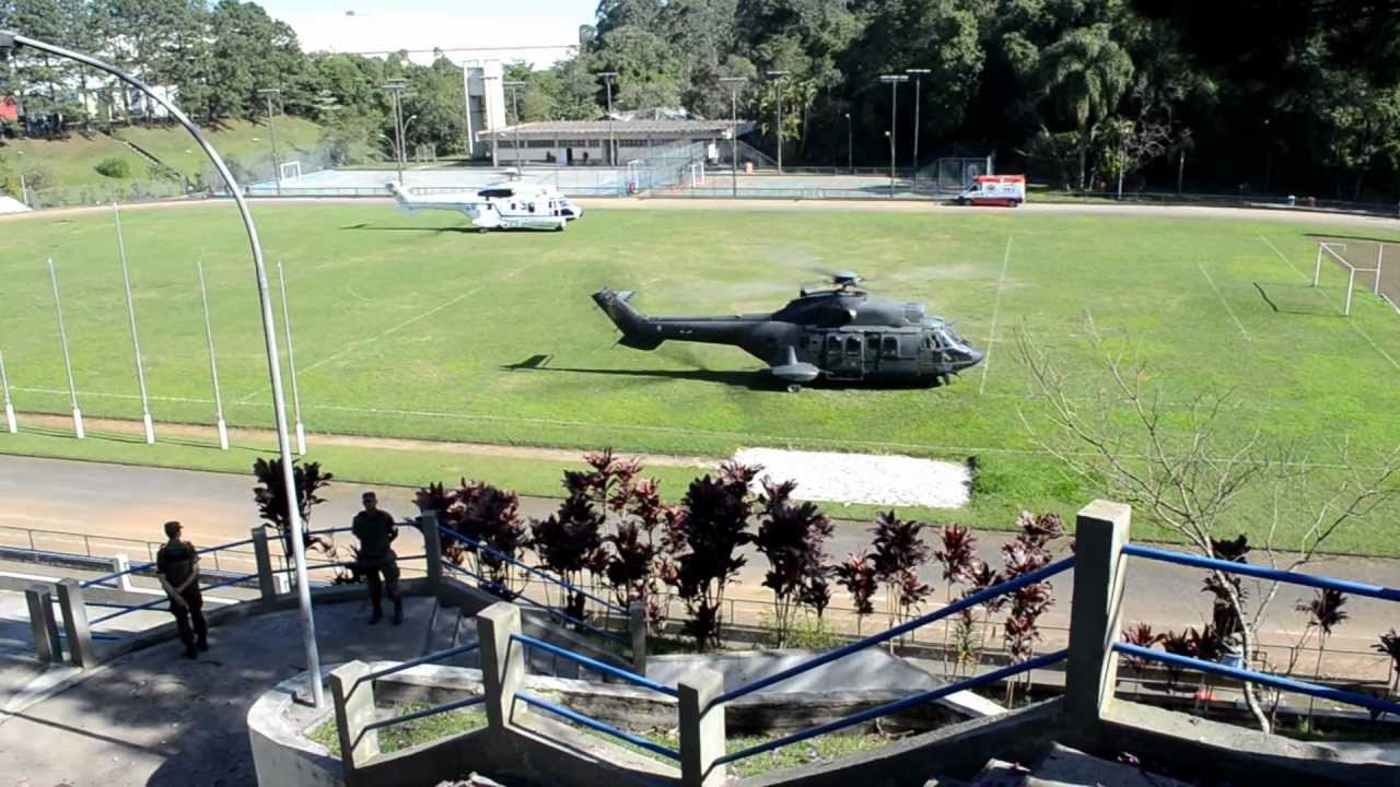 A presidente Dilma Rousseff desce e sobe de helicóptero no campus da ...
