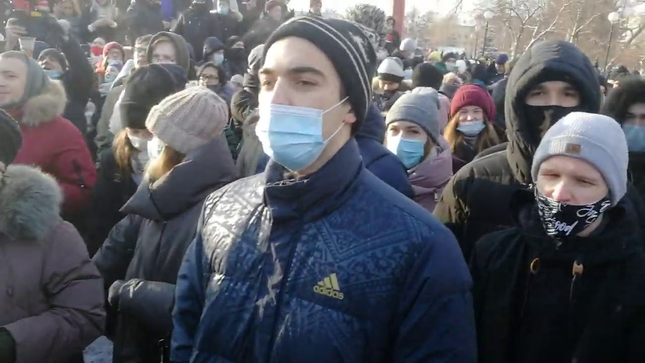 Огромное количество людей Красноярск вышел в поддержку Навального