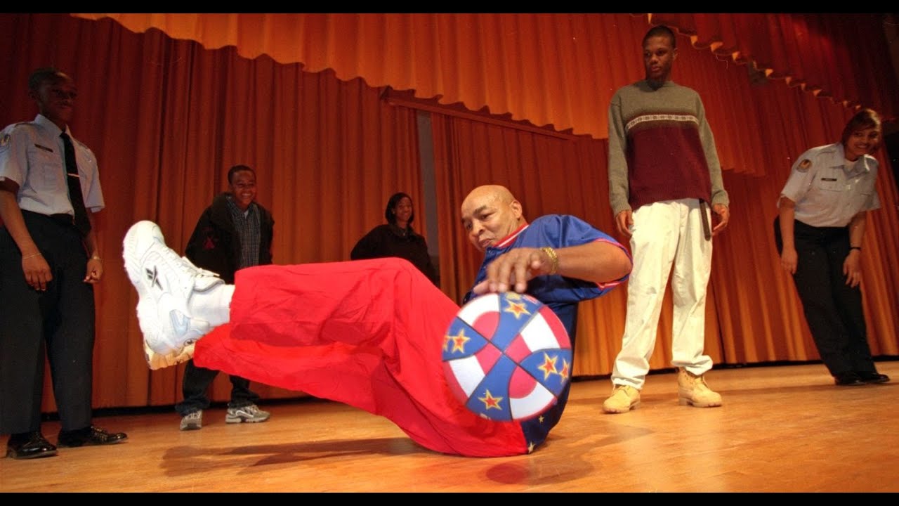 WATCH NOW: Harlem Globetrotters' Fred 'Curly' Neal - YouTube