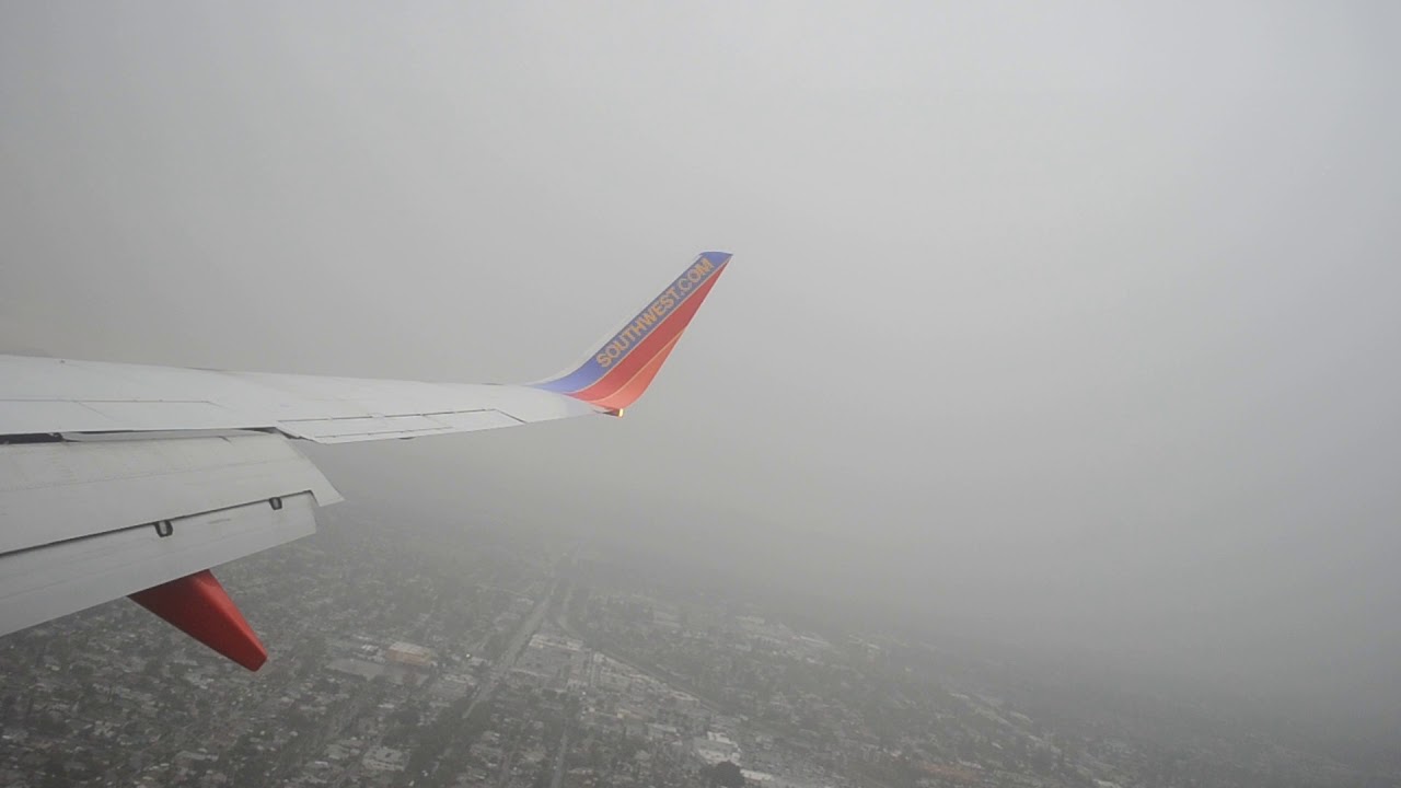 Southwest Airlines Boeing 737-700 RAINY Landing At BUR - YouTube