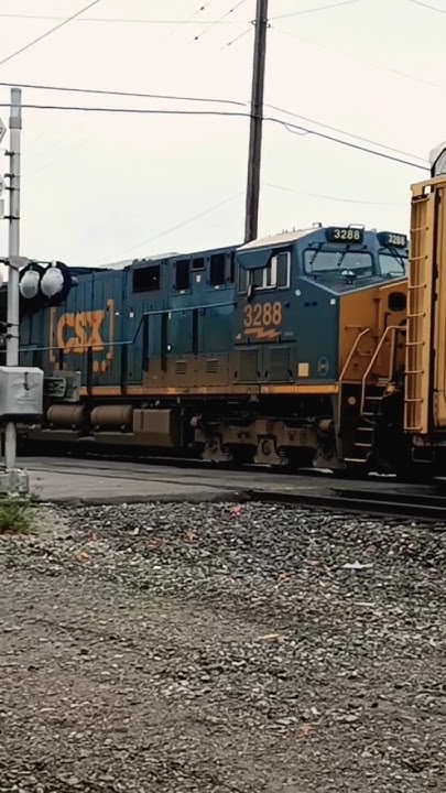 CSX 3288 Runs Mid Train - YouTube