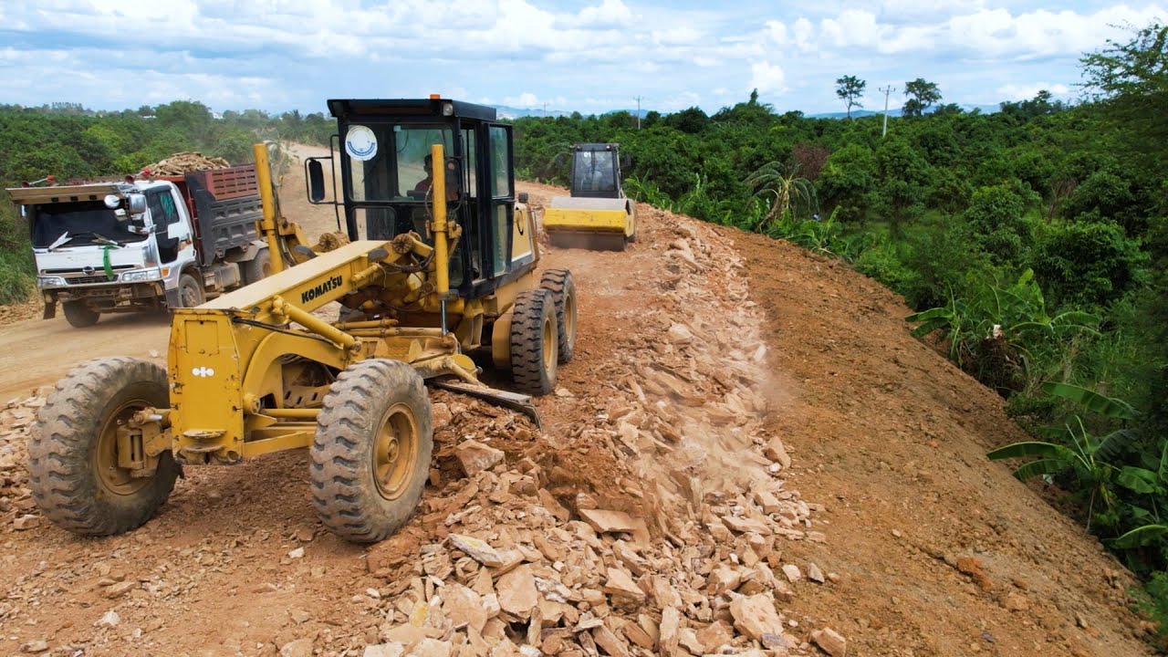 Technique Of Pushing Stone For Subgrade Road Construction Using A Heavy ...