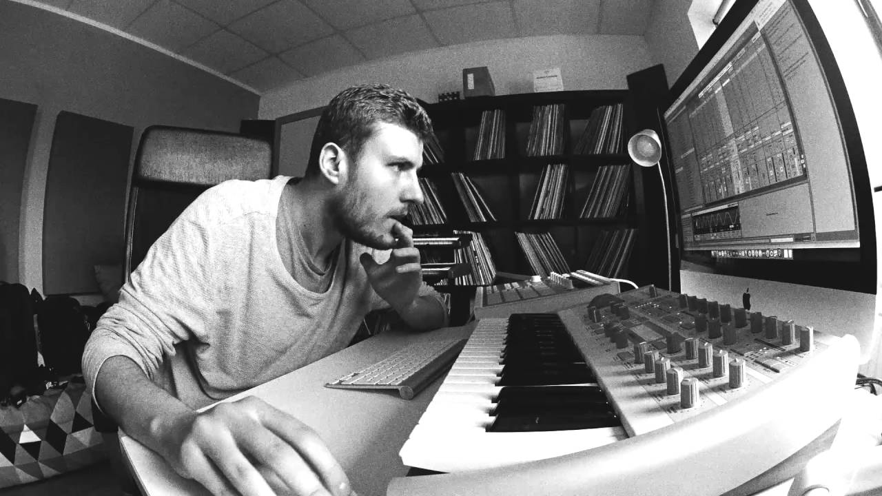 John Bogart - She Wants A Single - YouTube