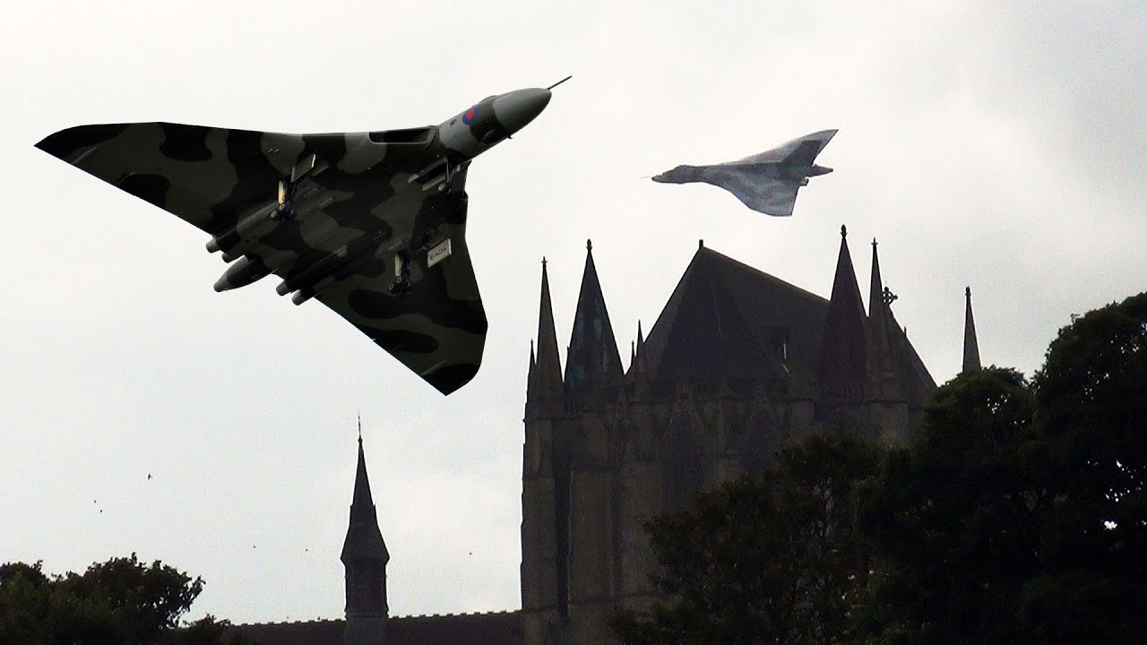 🇬🇧 Vulcan XH558 Air Display Over Shoreham Airshow 2012 - YouTube