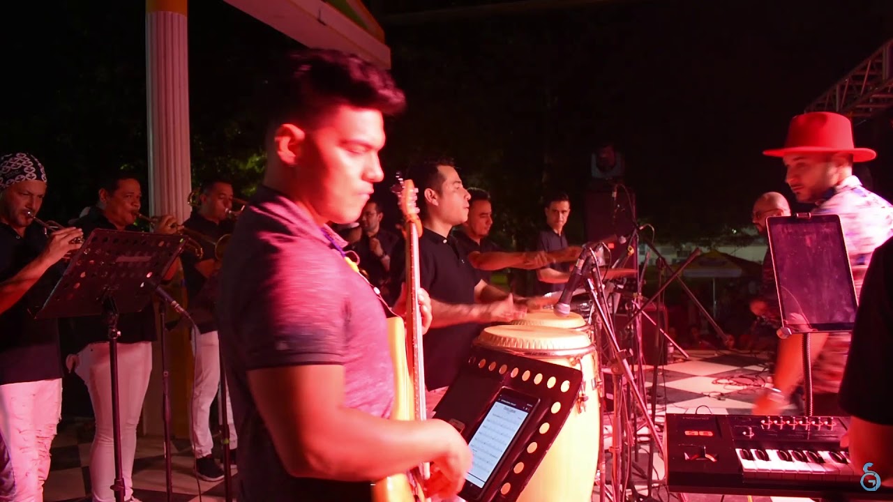 Banda Fiesta Internacional / Intro & Fiesta del Amor - Live - YouTube