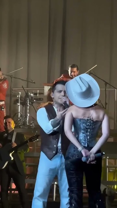 Christian Nodal y Ángela Aguilar Cantando Juntos “Dime Cómo Quieres” en ...