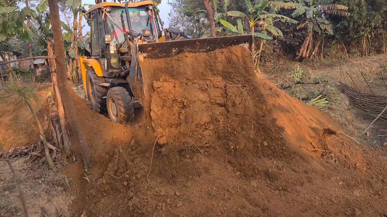 JCB arranging the piled soil || Jcb pushing soil @roadtrendmachinework ...