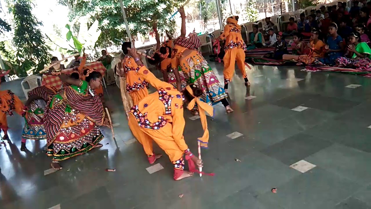 Students dancing raas very nice. - YouTube