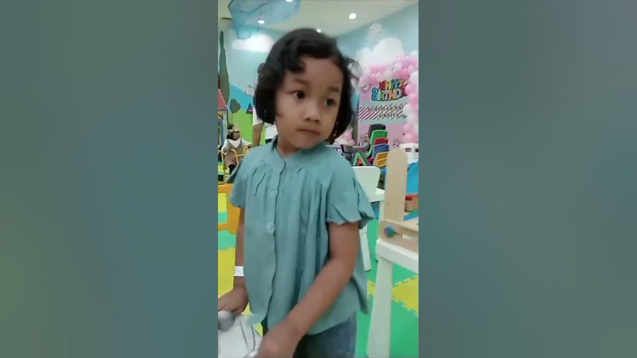 Khansa datang ke acara ulang tahun temen sambil bermain#shorts - YouTube