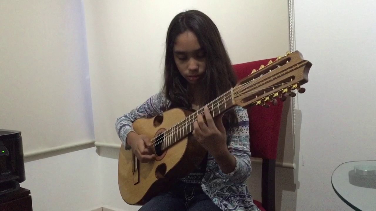 Fabiola tocando el Cuatro, Canción Cañita de Nieves Quintero - YouTube