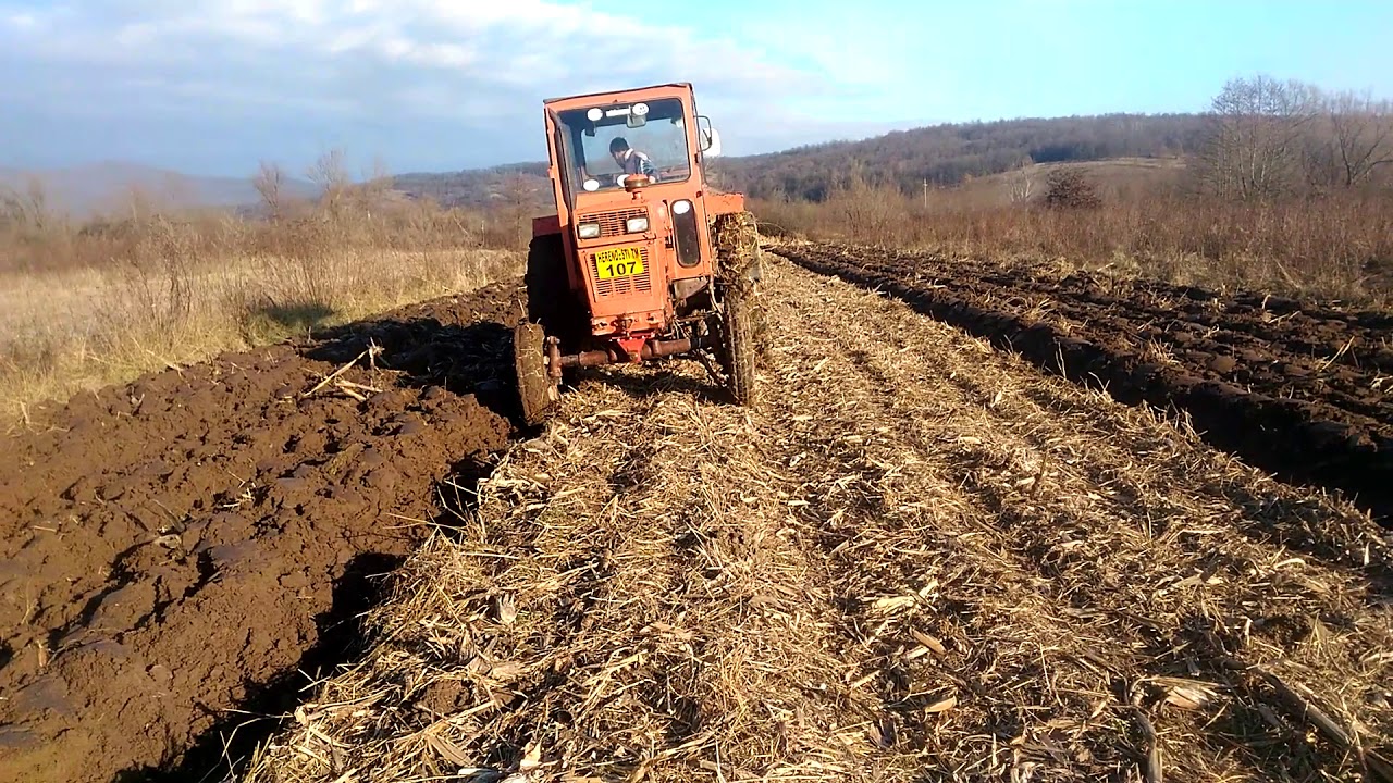 Tractor UTB 650 la arat, la plug. - YouTube