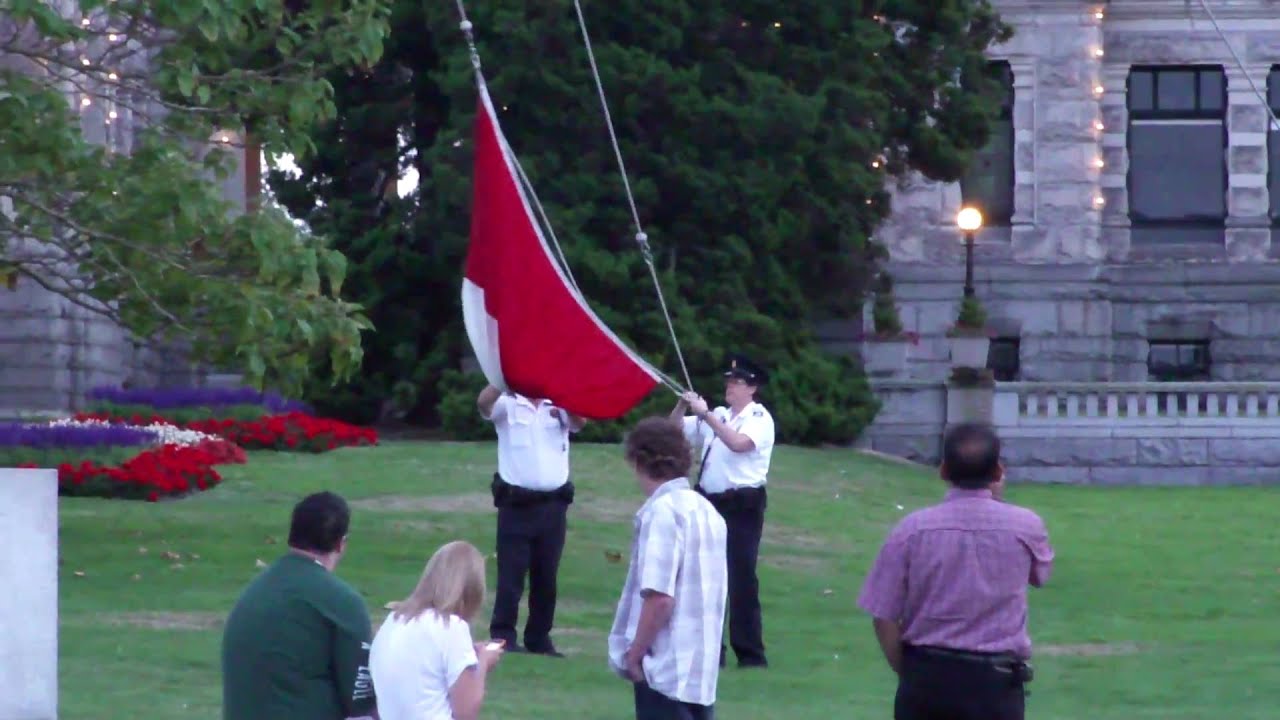 How to fold the Canadian Flag. Really?? - YouTube