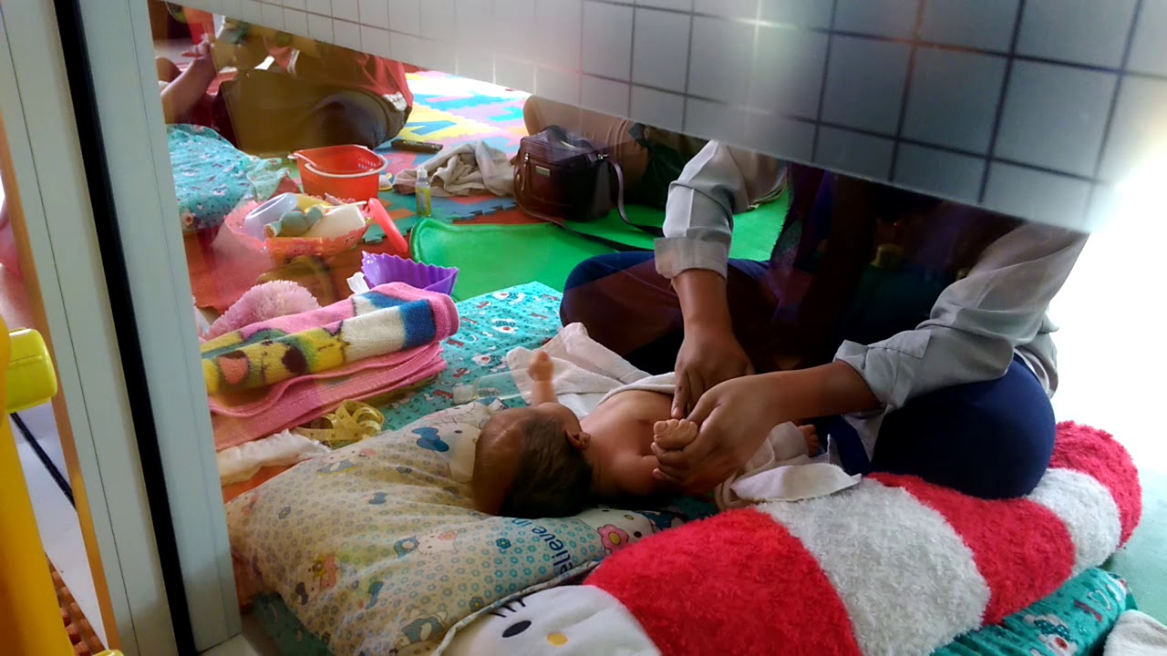 Pijet bayi Baby massage bagian dada tangan dan punggung - YouTube