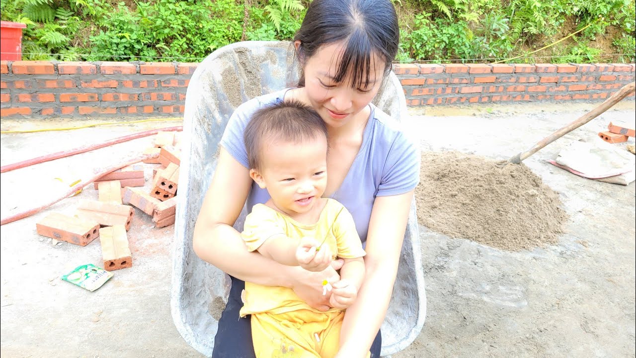 A single mother: mother and daughter work as construction workers to ...
