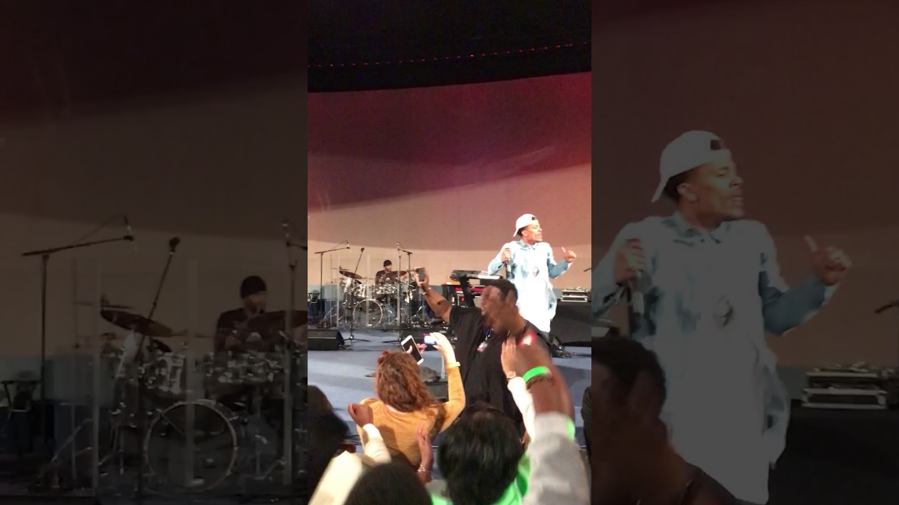 Trip Lee performing Manolo Remix - YouTube