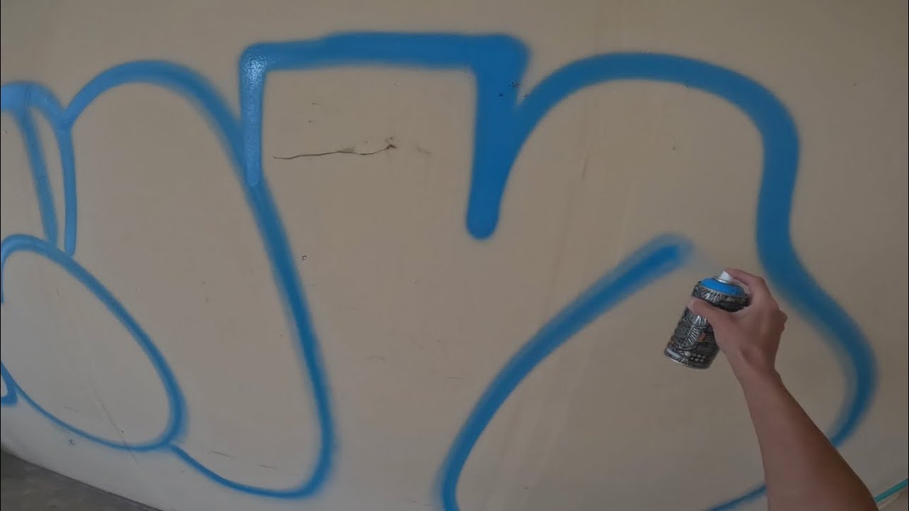 Graffiti on an abandoned university with security guards / Граффити на ...