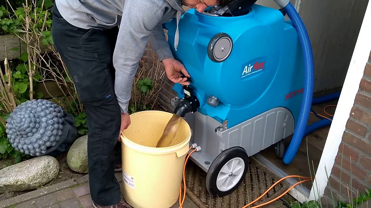 Vuil water uit onze Airflex Storm sproei-extractie machine - YouTube