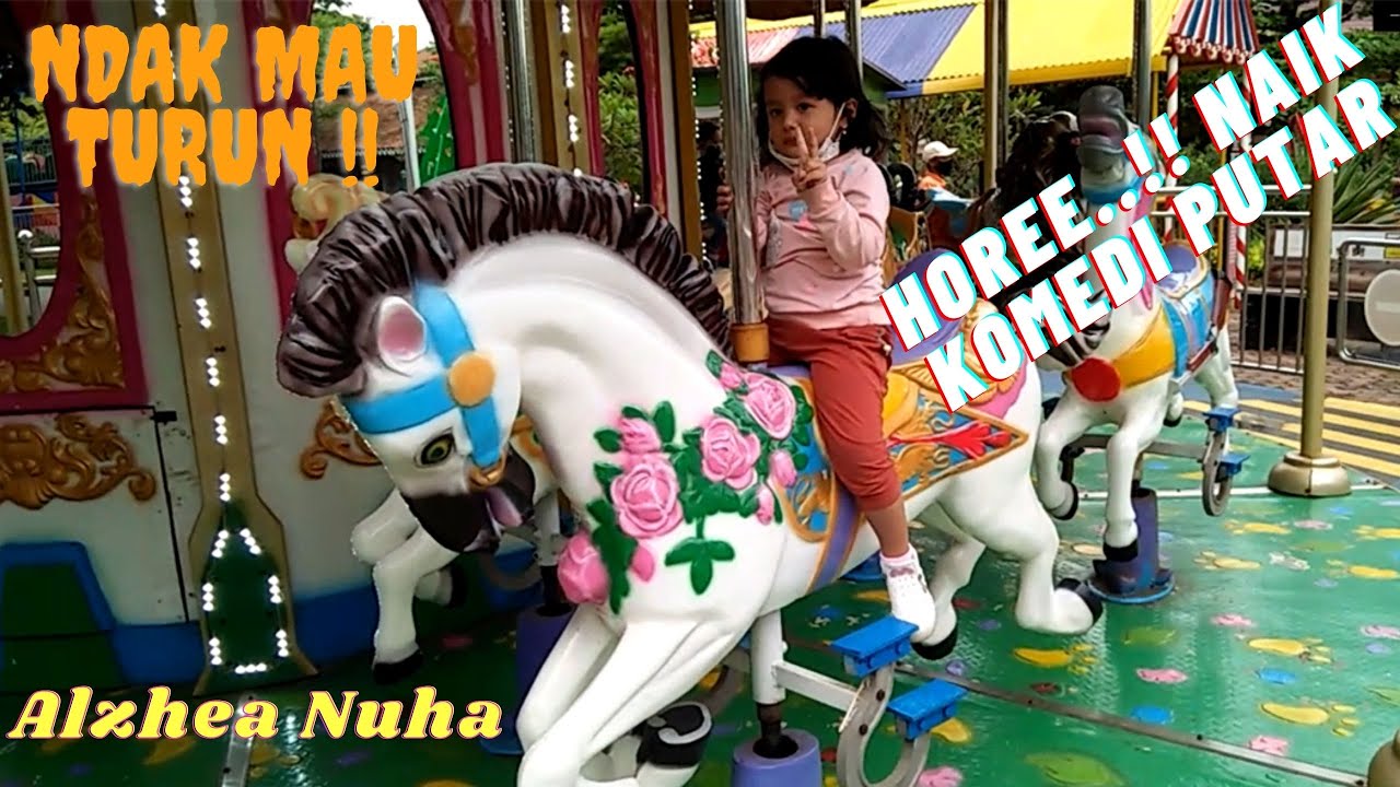 Komedi Putar, Zhea naik komedi putar ndak mau turun..!!! padahal awalnya takut ndak mau naik ...