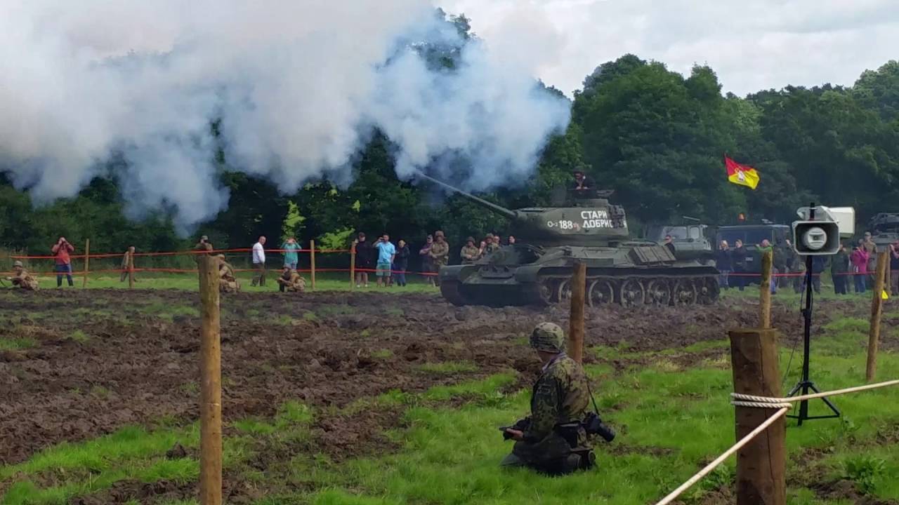 Capel military show 2016 T34 firing - YouTube