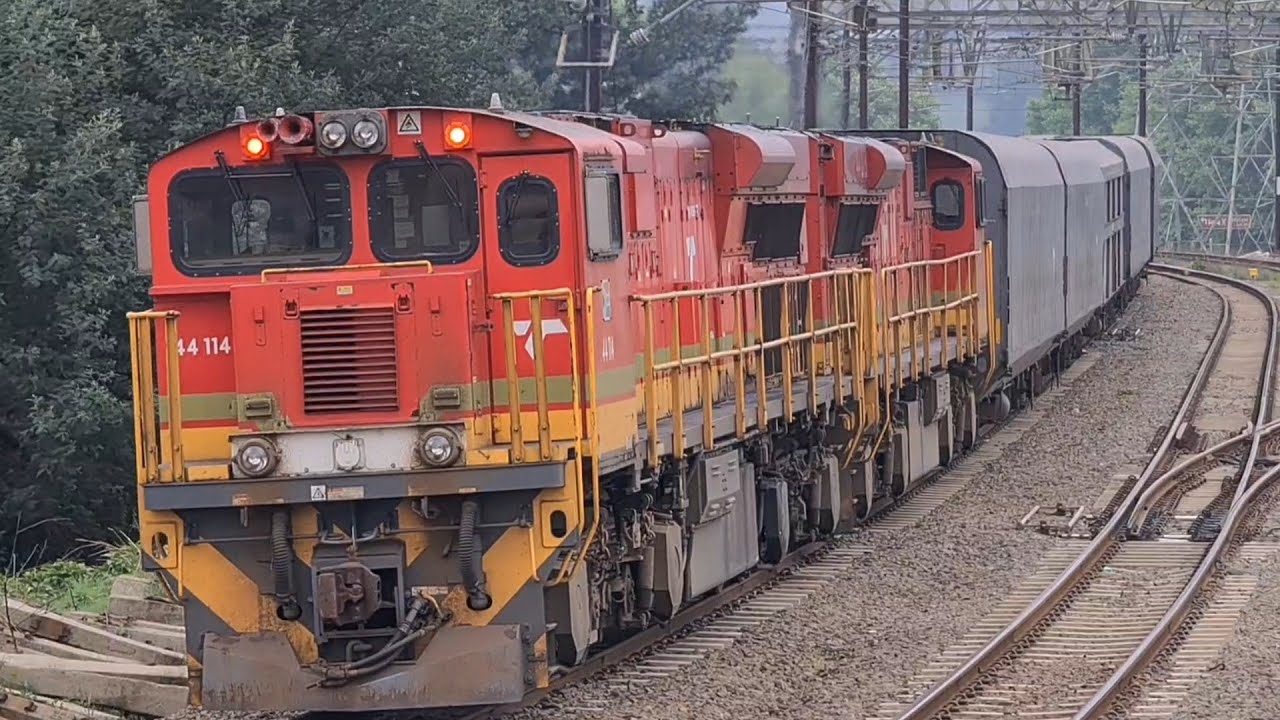 Transnet class 44GE diesel locomotives heading towards Durban at ...