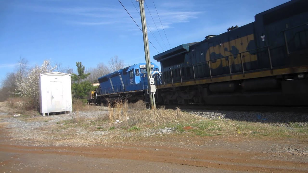 CSX & CEFX Engines pull Manifest train together - YouTube