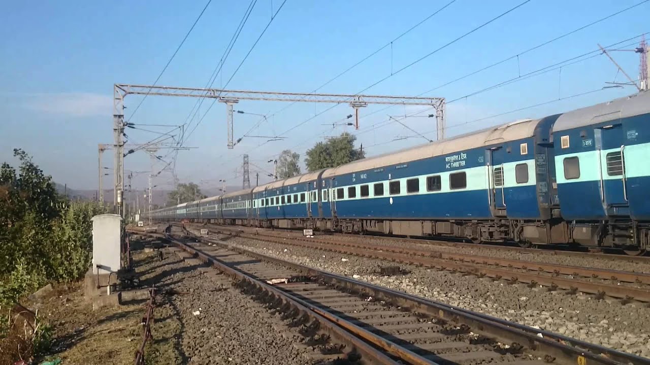 Train no. 12628/12627 ET WAP4 MPS Action, NEW DELHI-BENGALURU CITY ...