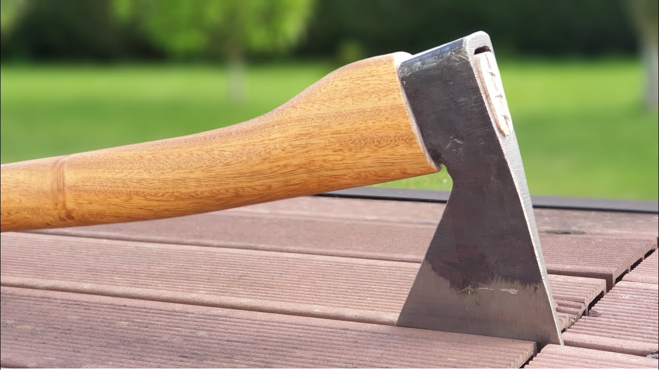 Montage et ajustage d'un manche sur un fer de hache RINALDI - Un ...