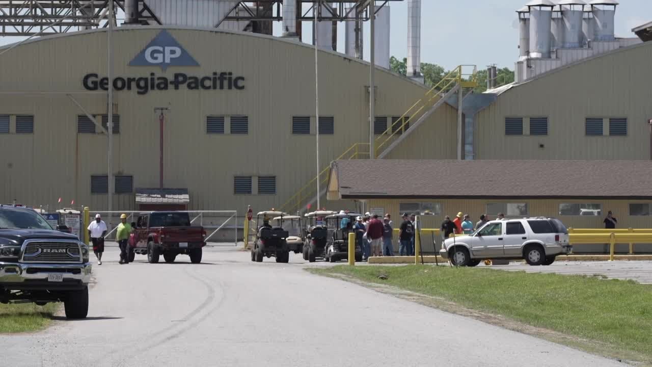 SCENE VIDEO: Georgia-Pacific shutters plywood plant Emporia, Virginia ...