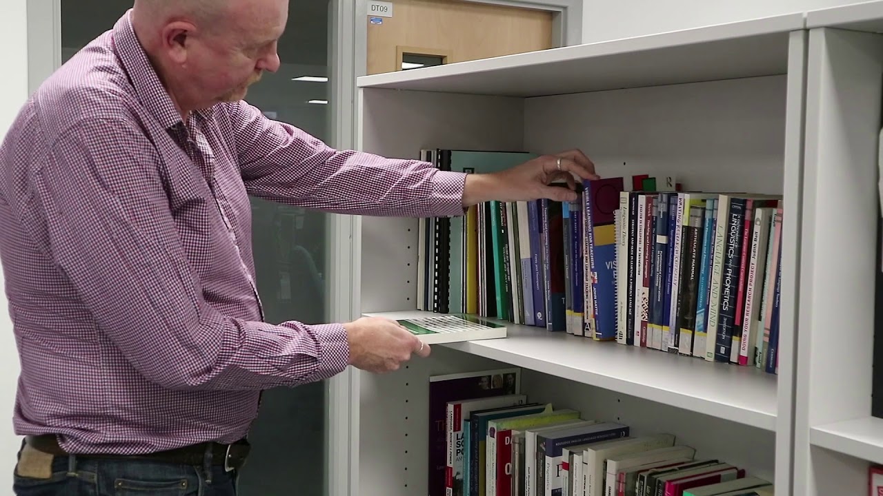 AcWriVox11 Dr David Hyatt - on developing doctoral writers - YouTube