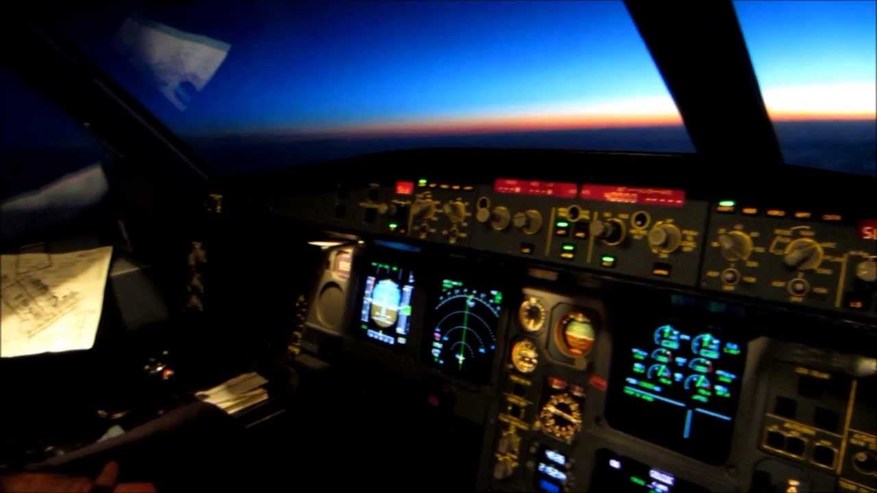 Flight deck views of B747 and A330 on North Atlantic tracks - YouTube
