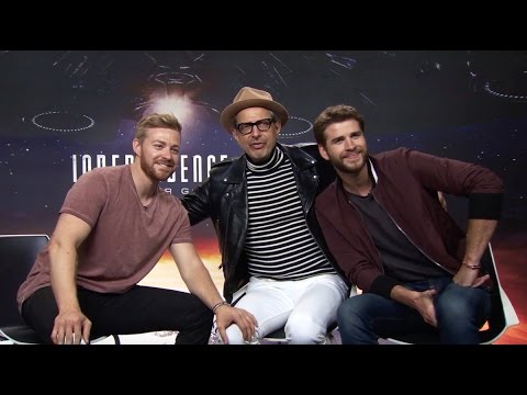 JEFF GOLDBLUM AND LIAM HEMSWORTH INTERVIEW~INDEPENDENCE DAY RESURGENCE ...