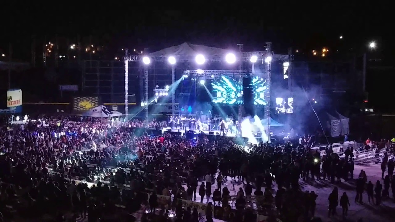 El Coyote en el estadio Chevron - YouTube