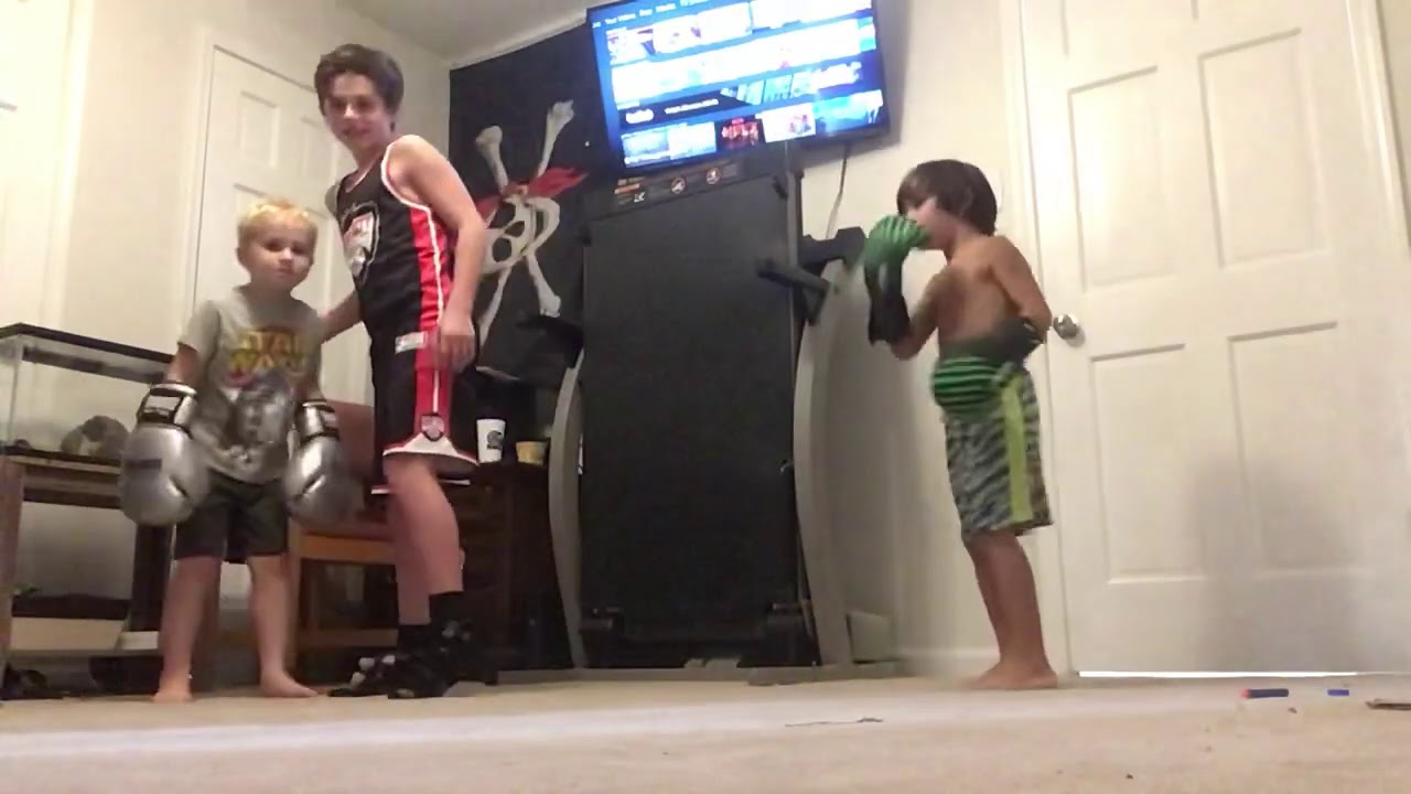 Little kids boxing (epic fight) - YouTube
