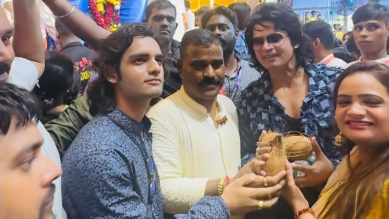 Actor Mukesh j Bharti & Manju Bharti At Lalbaugh cha Raja Ganpati Bappa ...