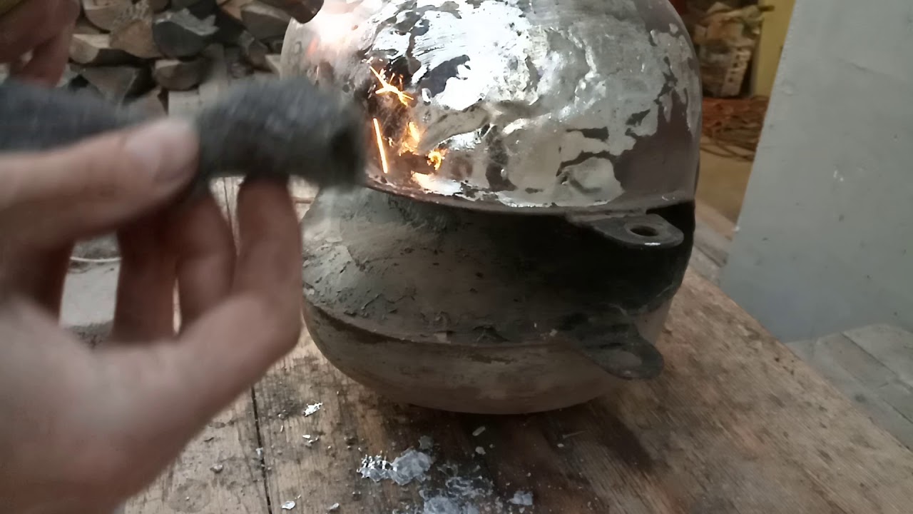 Removing lead from Pannonia TLF '59 motorcycle fuel tank -Pt.2 - YouTube