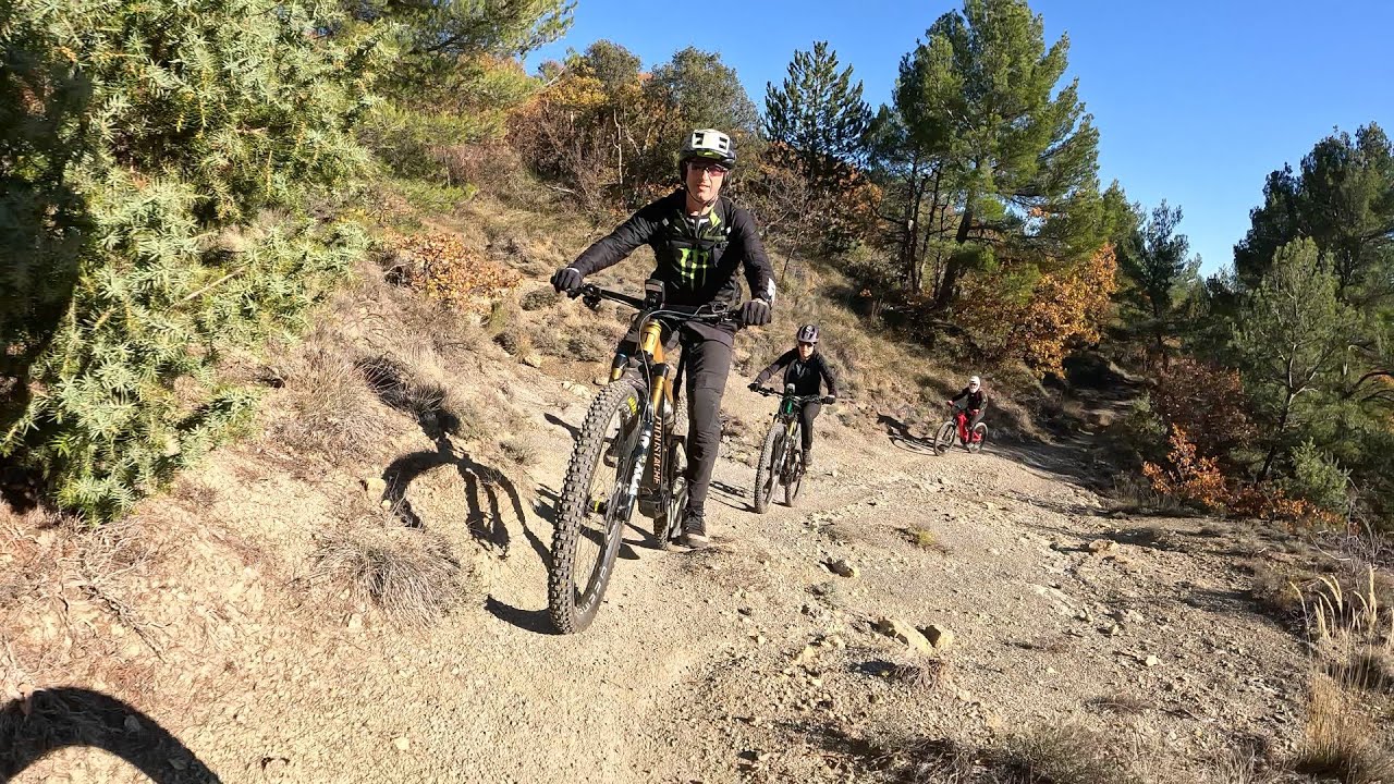 VTTAE à Château Arnoux. Bain hivernal dans la Jack & Daniel - YouTube