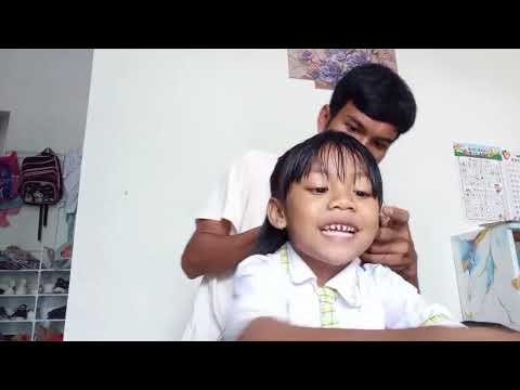 Mau berangkat sekolah rambutnya di ikat dulu kak biar rapi😘😍😍
